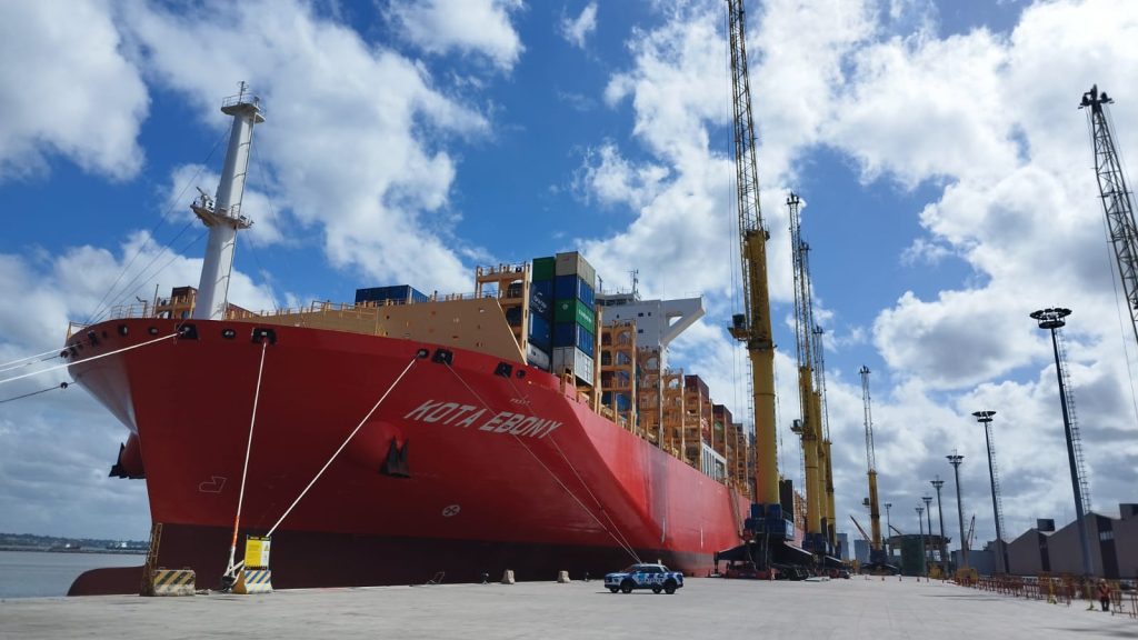 Buque “Kota Ebony”, primero de su tipo en operar en muelles públicos de ...