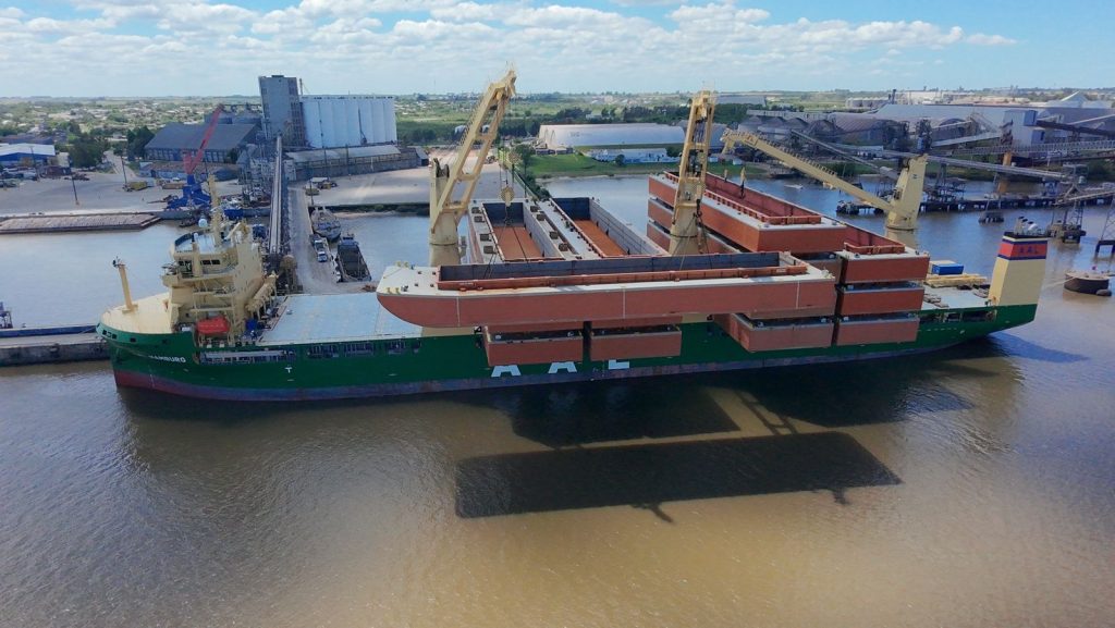 Puerto de Nueva Palmira superó operativa inédita de barcazas de LHG Mining - Altamar News