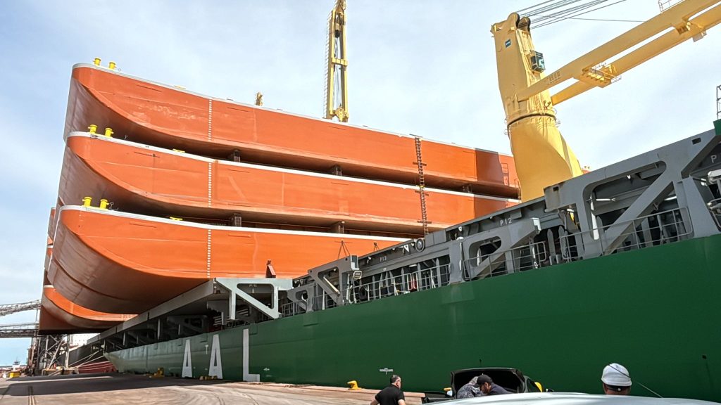 Nueva Palmira recibió 87 barcazas y 10 remolcadores para LHG Mining ...